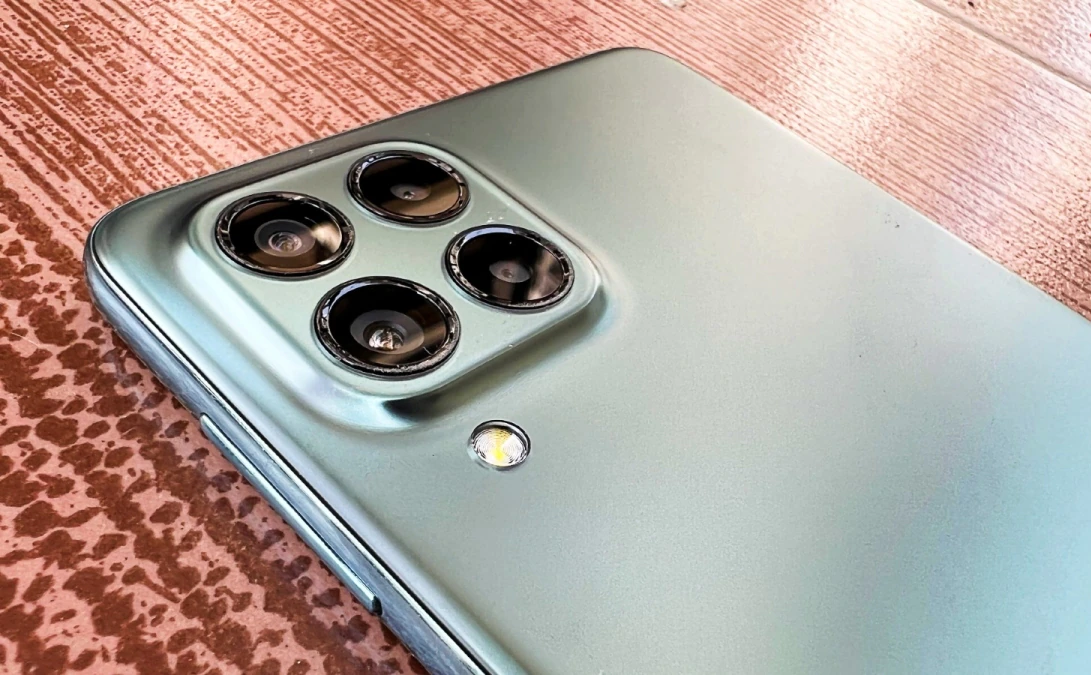 Samsung Galaxy M53 5G Review - SmartnTechs
